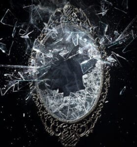 Perché rompere lo specchio porta sfortuna? Ecco svelato il mistero