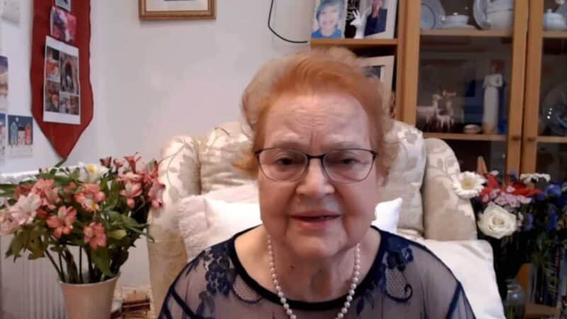 Donna defunta usa l'intelligenza artificiale per rispondere alle ...